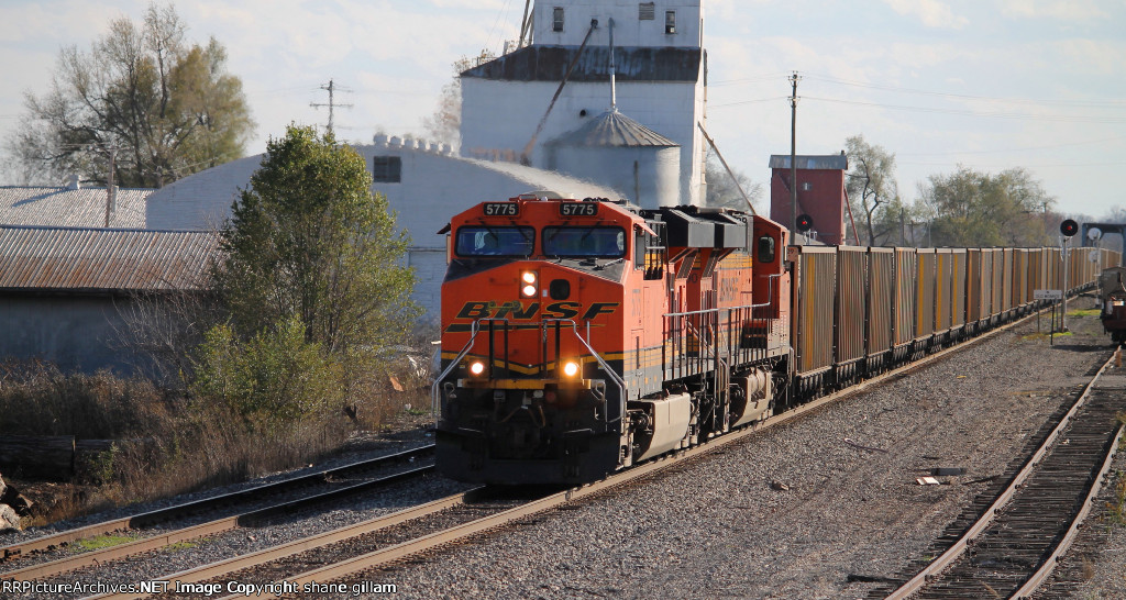 BNSF 5775 leads a empty ucex nb past old monroe.